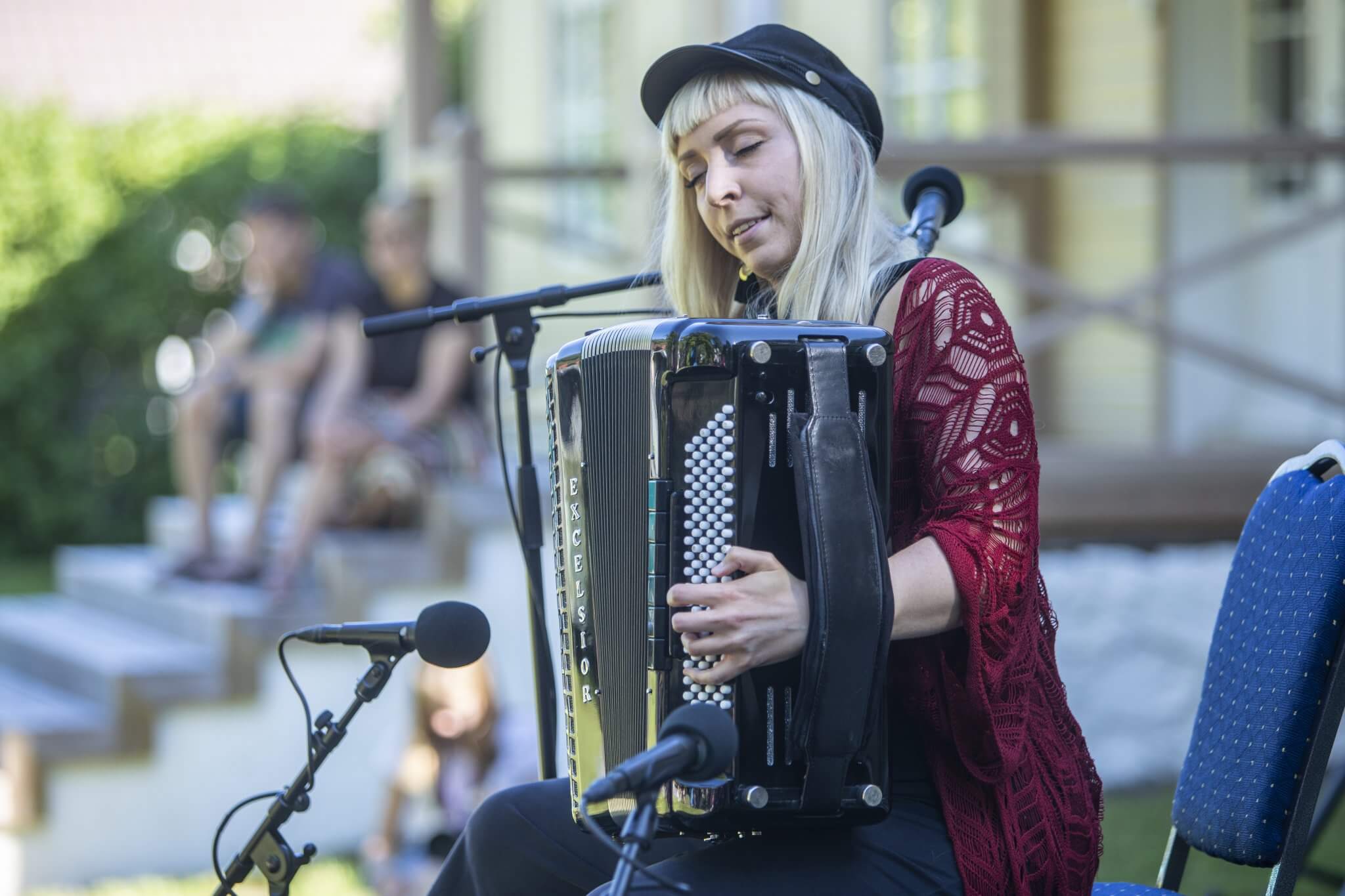 Maimu Jõgeda spelar på Norrköpings Folkmusikfestival